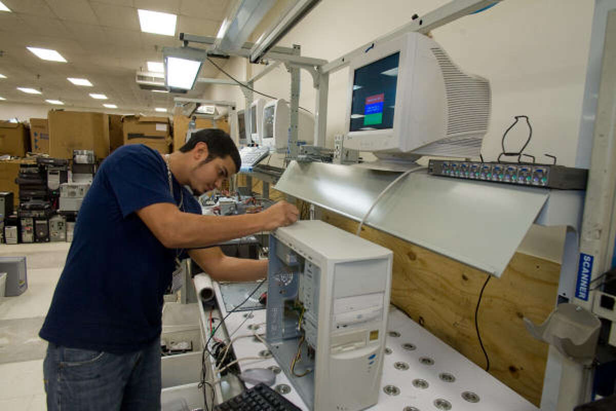 Goodwill Industries, Dell join forces to offer computer-recycling program