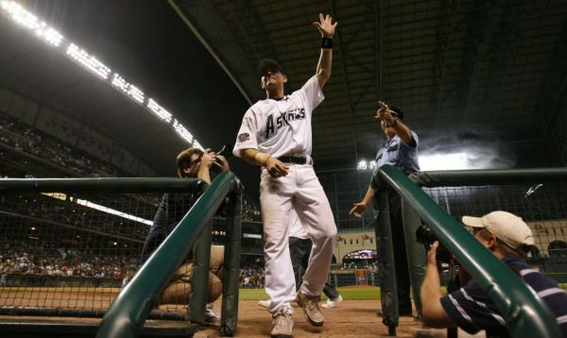 Biggio catches as Astros top Braves 3-2