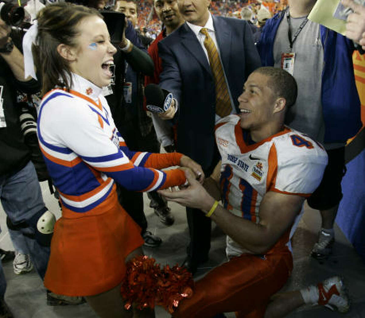 COLLEGES: Boise State RB, cheerleader fiancée face death threats