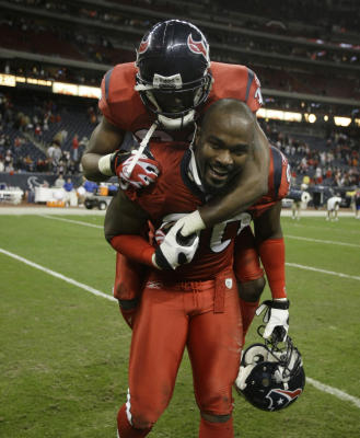 Texans' Williams wins over fans with big sacks