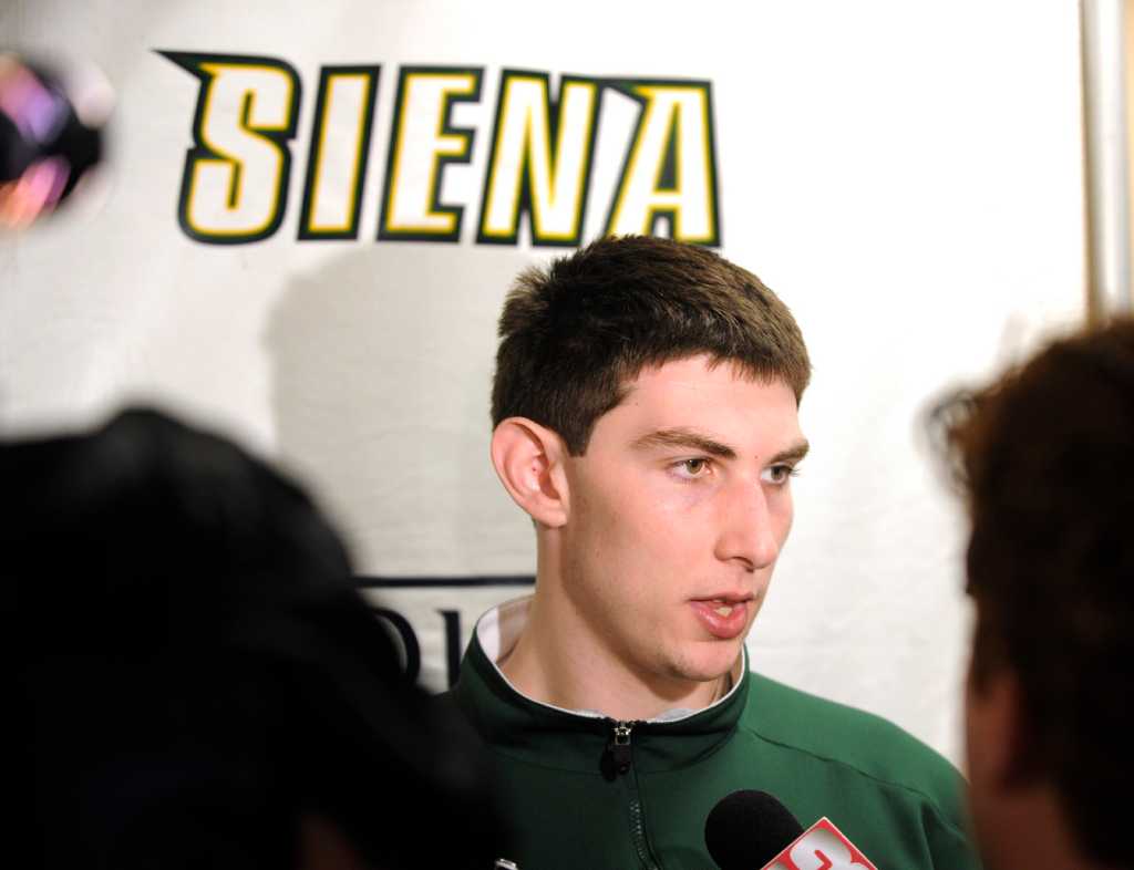 Siena's Rossiter signs with French pro team