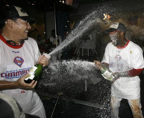 Phillies soar to top; Mets complete crash