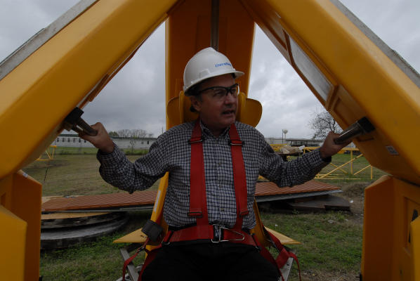 Frog helps offshore workers hop between boats, platforms