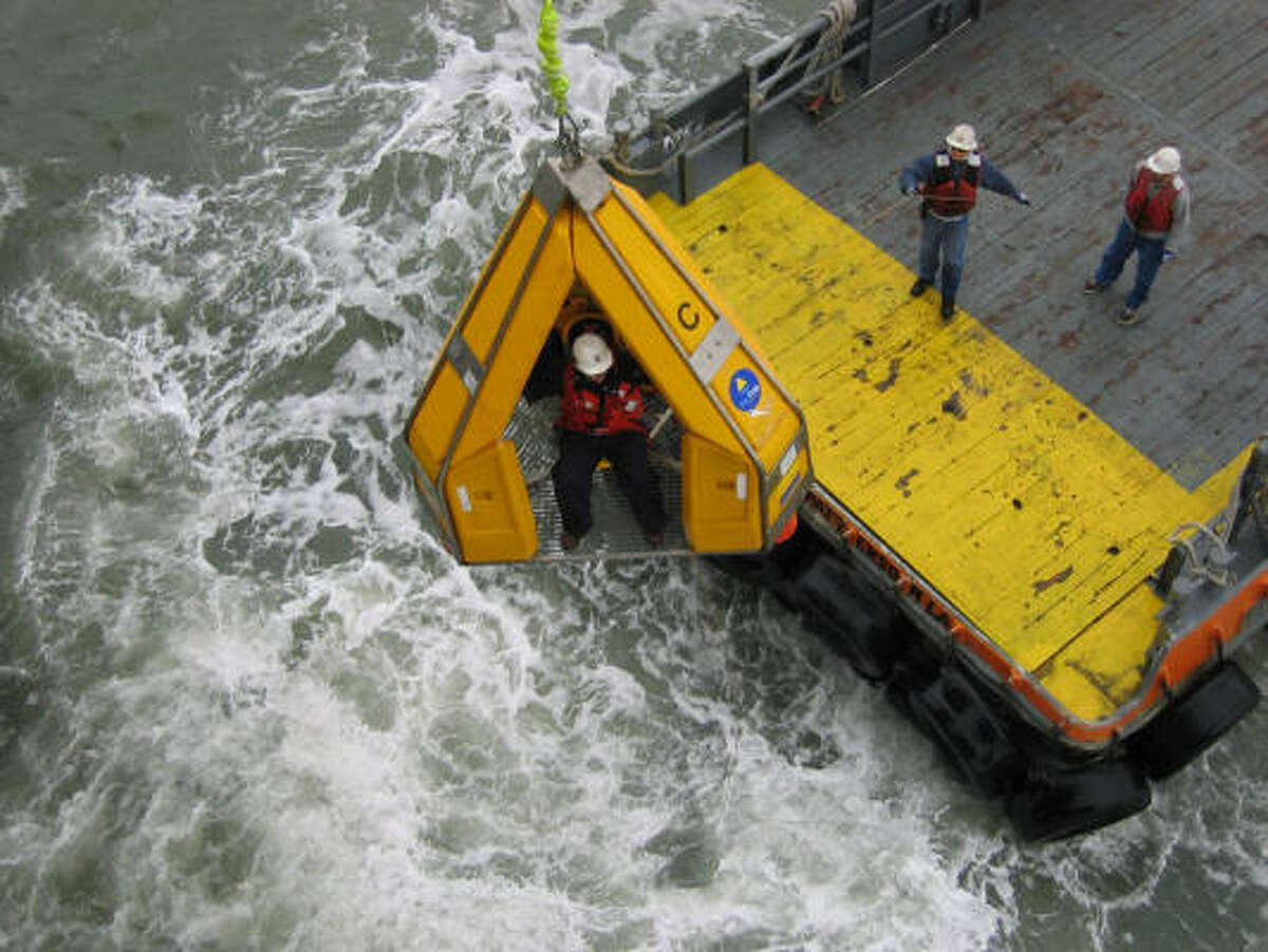 Frog helps offshore workers hop between boats, platforms