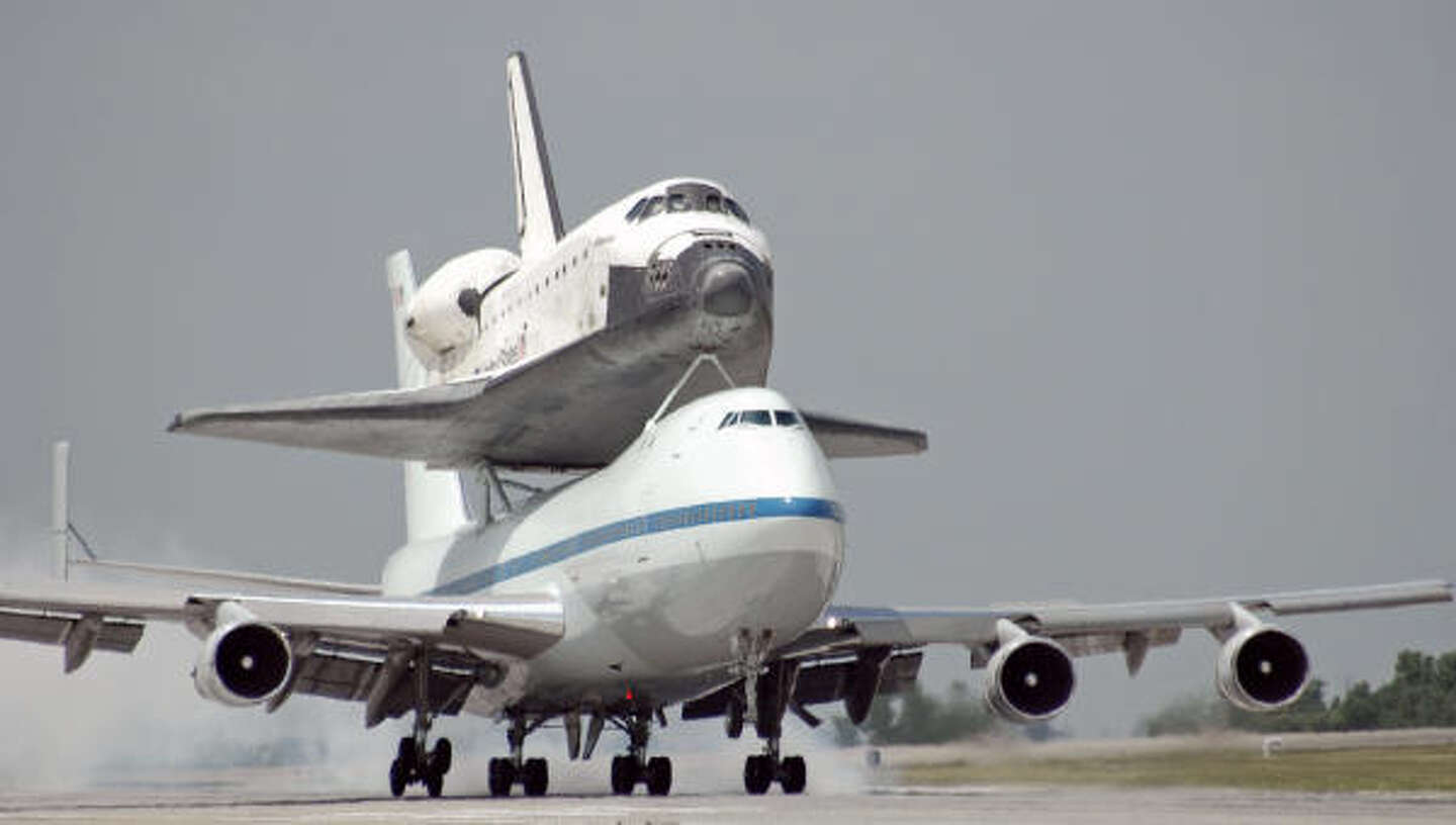 Jet carrying shuttle lands in Kentucky to refuel