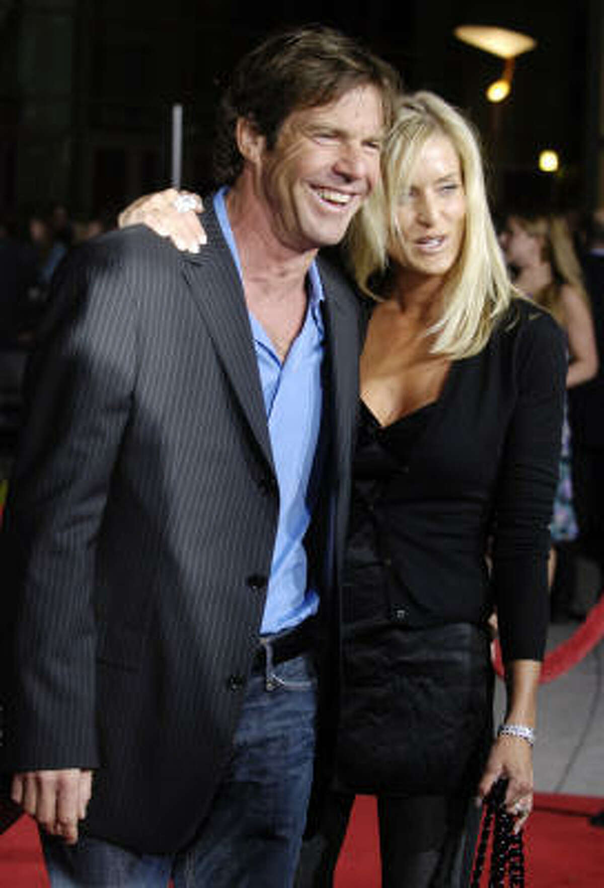 Dennis Quaid and his wife expecting twins by a surrogate mother