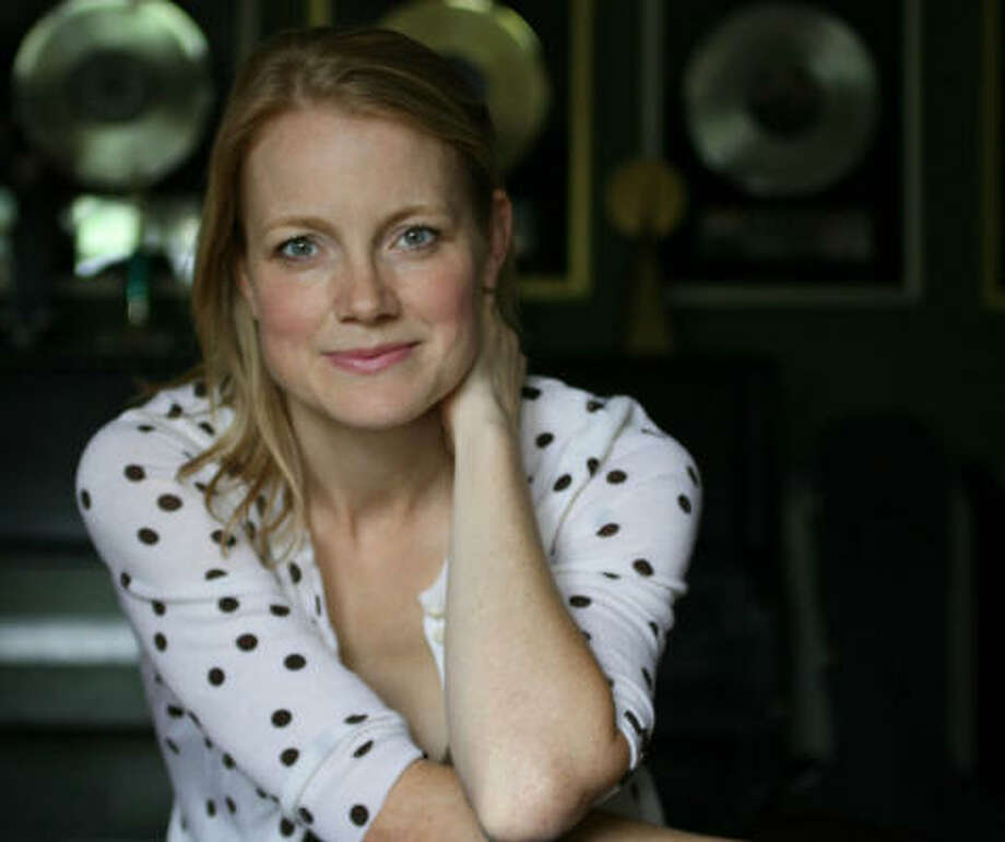 Country singer Kelly Willis finds time to create again - Houston Chronicle