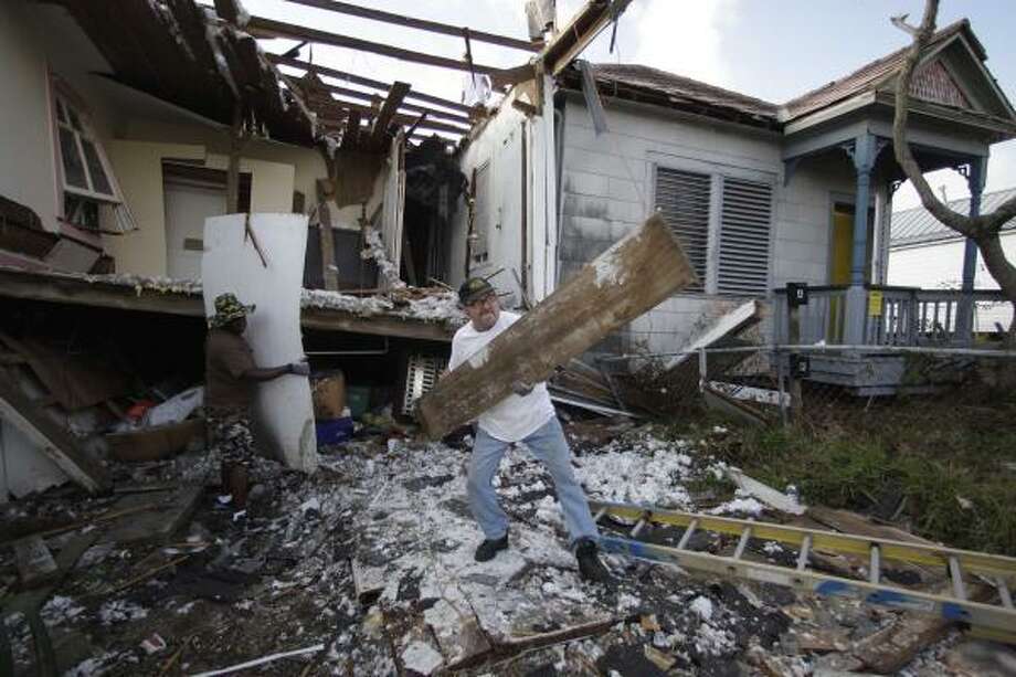 Galveston taking down homes damaged from Hurricane Ike - Houston Chronicle