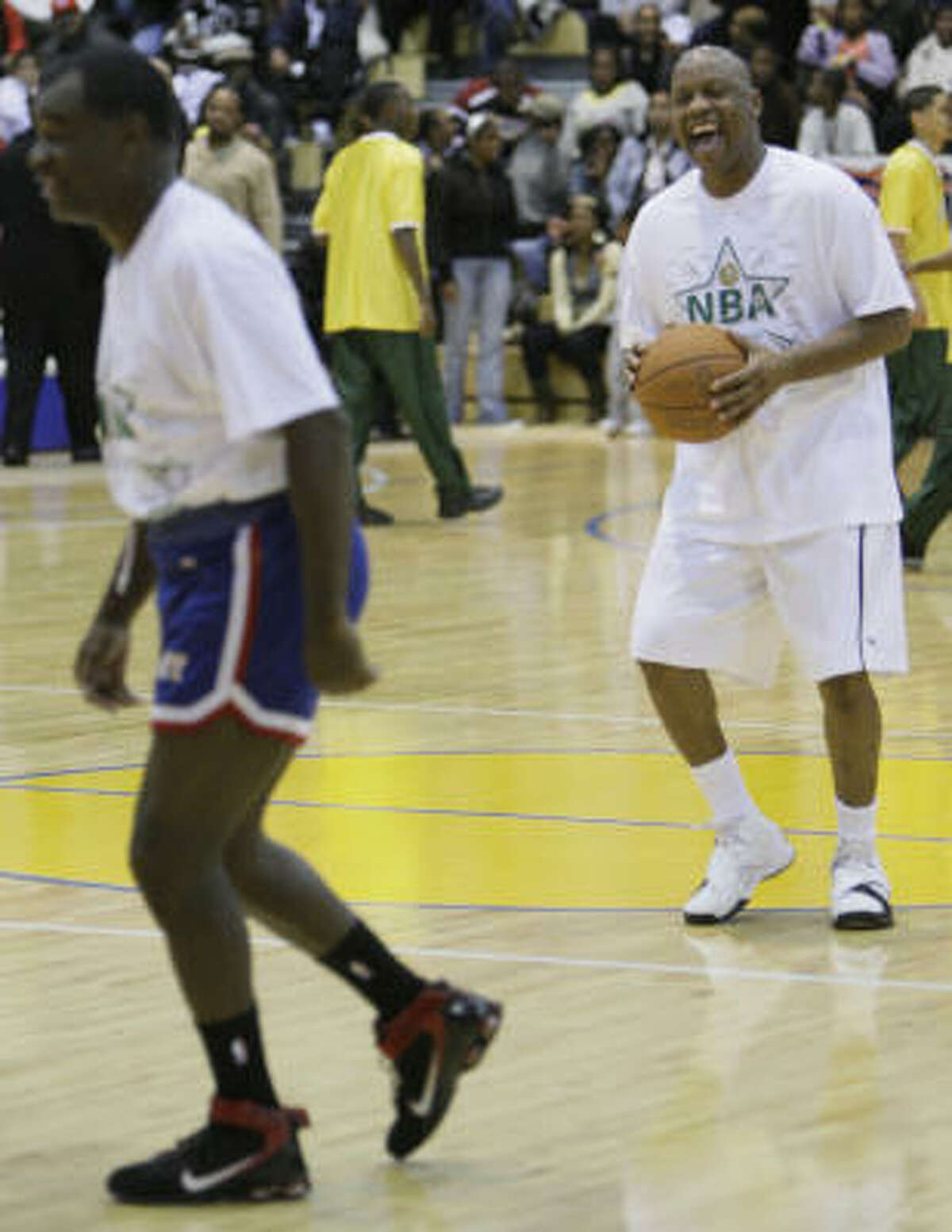 Houston basketball legends return to court