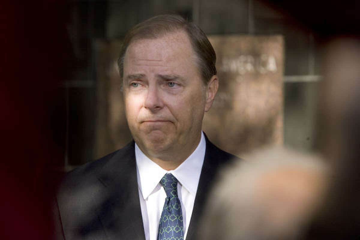 Ex-Enron CEO Skilling reports to prison