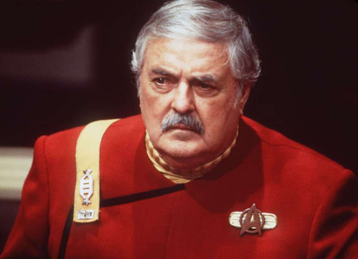 17 famous people who are missing fingers