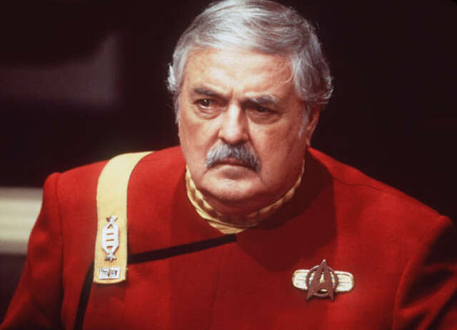 17 famous people who are missing fingers