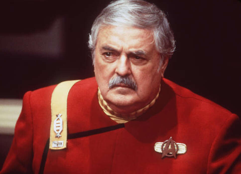 17 famous people who are missing fingers