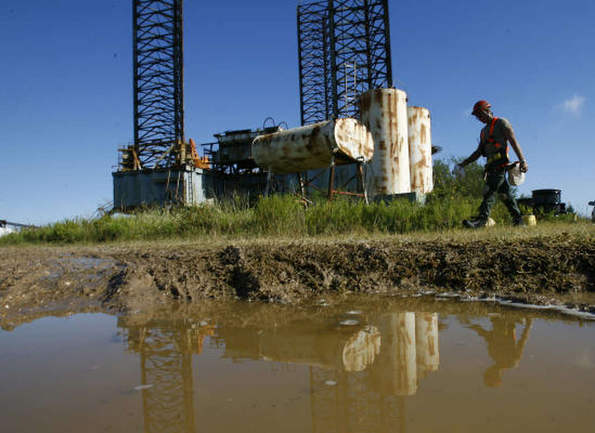 Huge Zeus drilling rig began to leak oil recently
