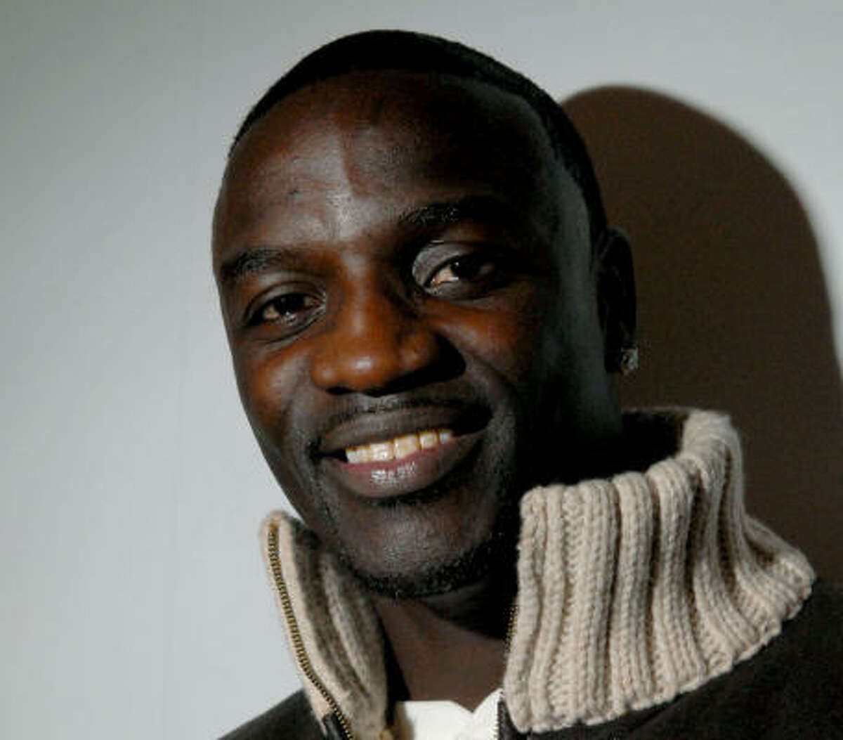 Singer Akon milks past conviction for all it's worth
