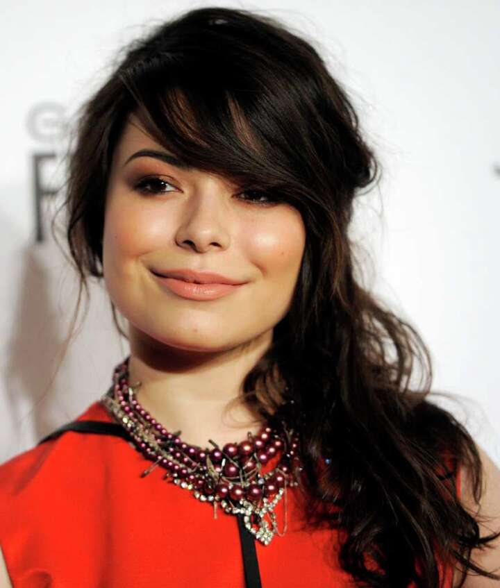 Miranda Cosgrove breaks ankle in tour bus accident
