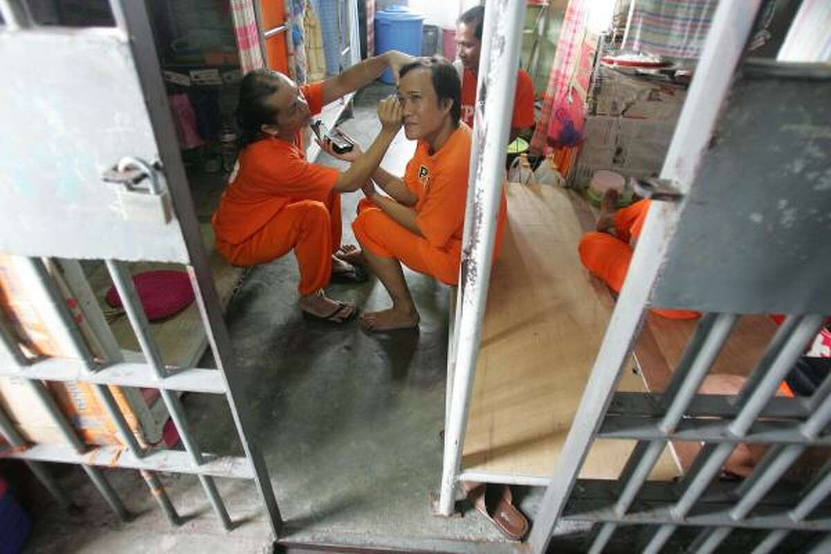 Dancing inmates a YouTube sensation