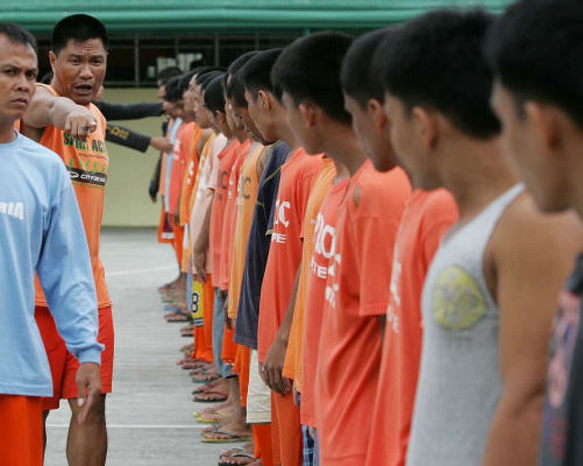 Dancing inmates a YouTube sensation