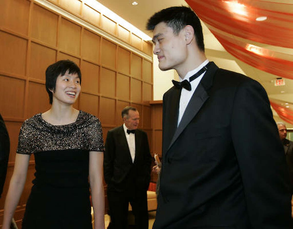 Yao weds longtime girlfriend in Shanghai