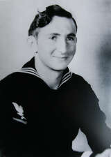 Houston's WWII sailor in famous kissing photo dies at 86