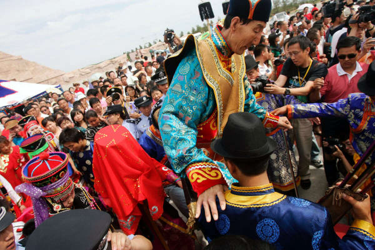 World's tallest man gets married