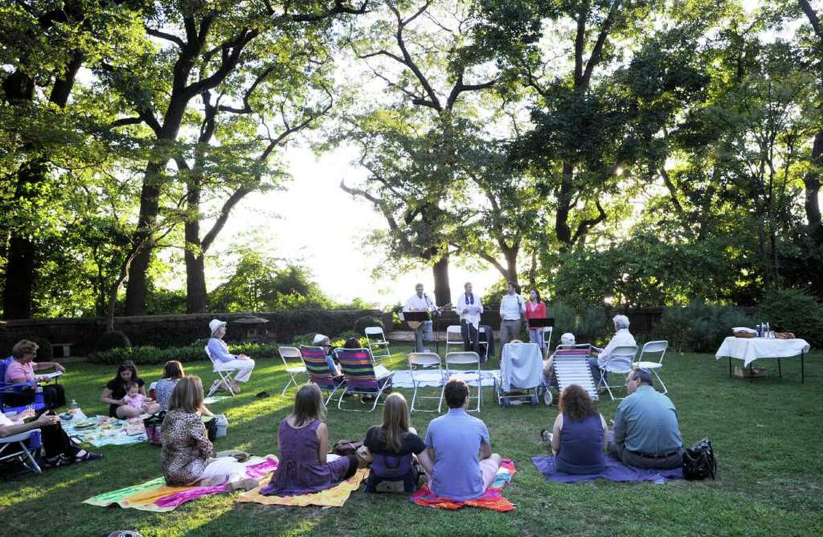 Greenwich's Temple Sholom ventures into the great outdoors