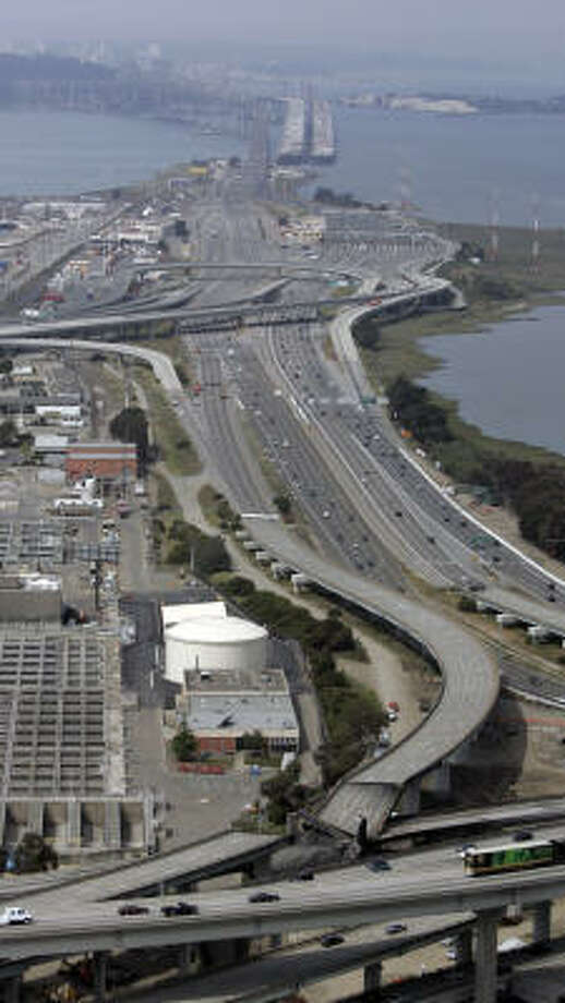 OAKLAND HIGHWAY COLLAPSE - Houston Chronicle