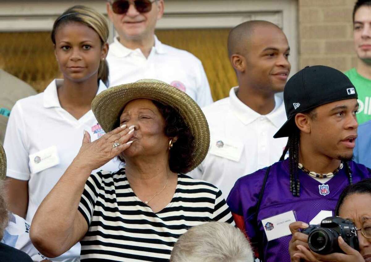 Bellaire/West U. Roundup: Moon rises over Wildcats