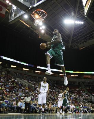 Charity game brings NBA basketball back to Seattle