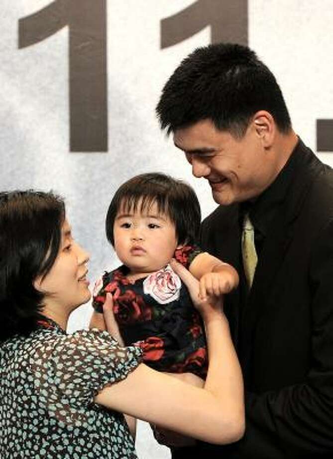 Yao and his family at farewell press conference - Houston Chronicle