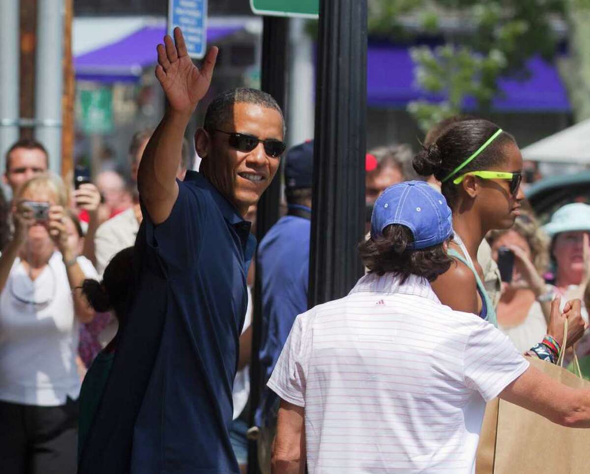 Relaxing Obama hits bookstore with Malia and Sasha
