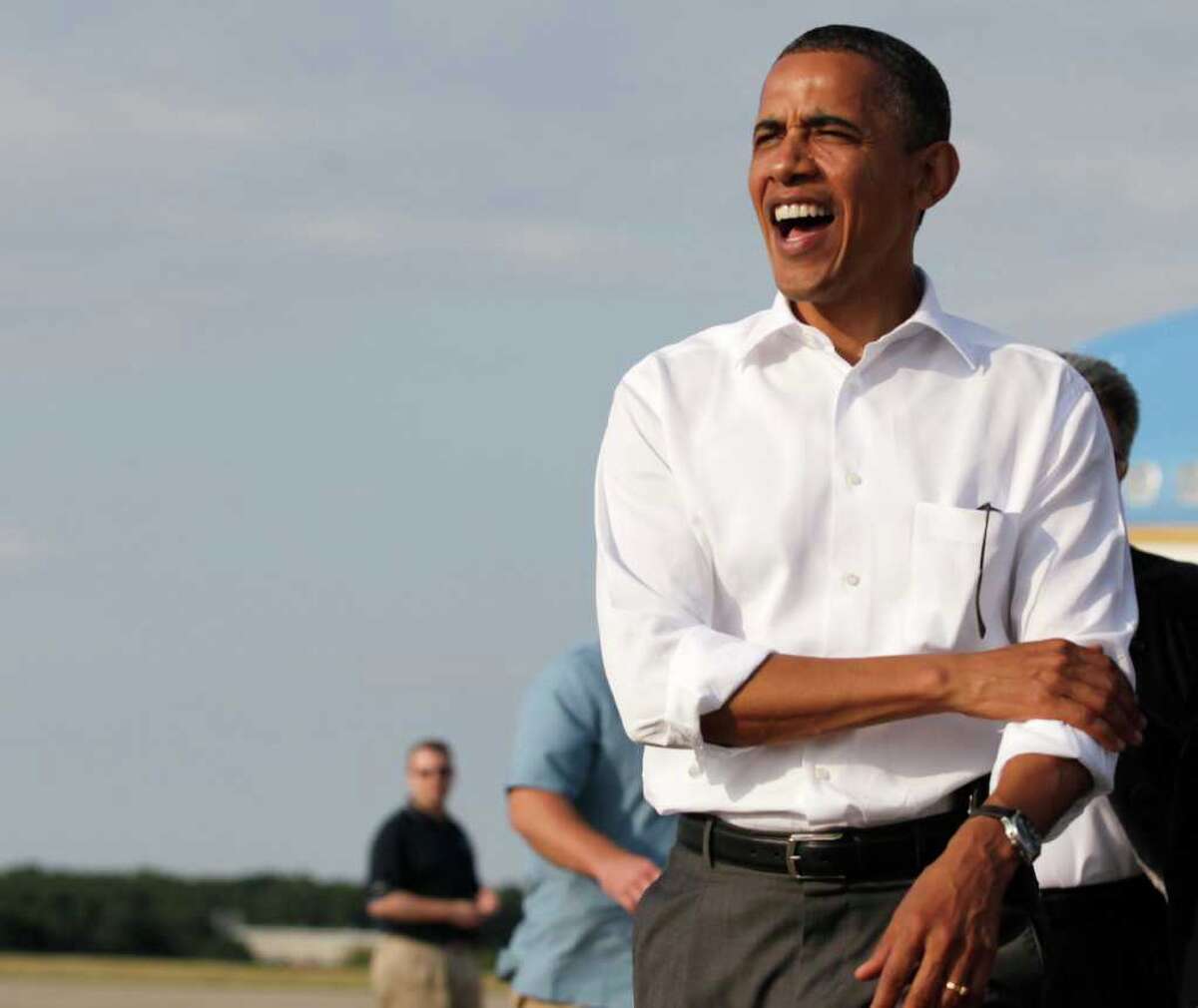 Relaxing Obama hits bookstore with Malia and Sasha