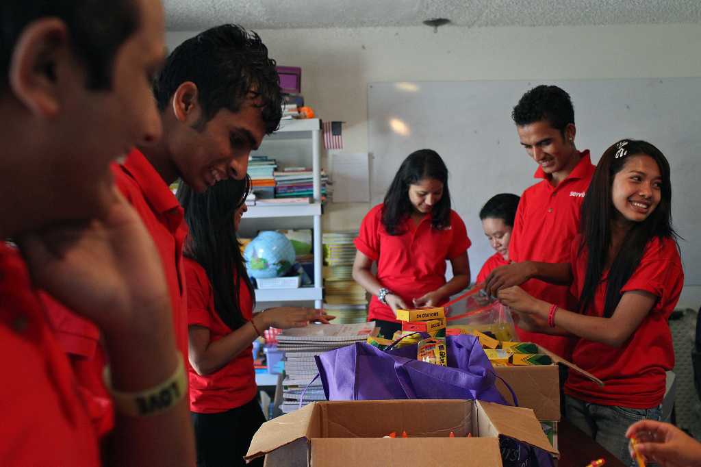 Youth service group helps others in refugee community