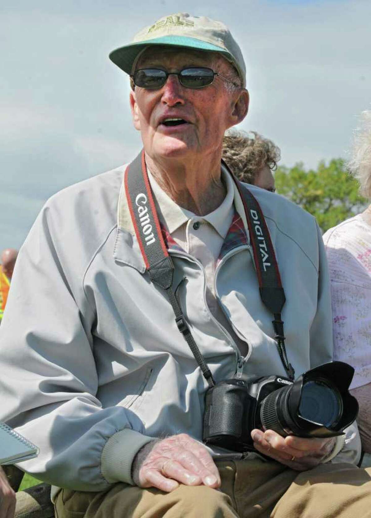 Champlain Bridge arch rises inch by inch