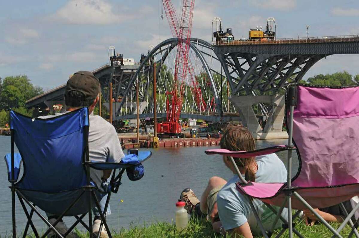 Champlain Bridge arch rises inch by inch