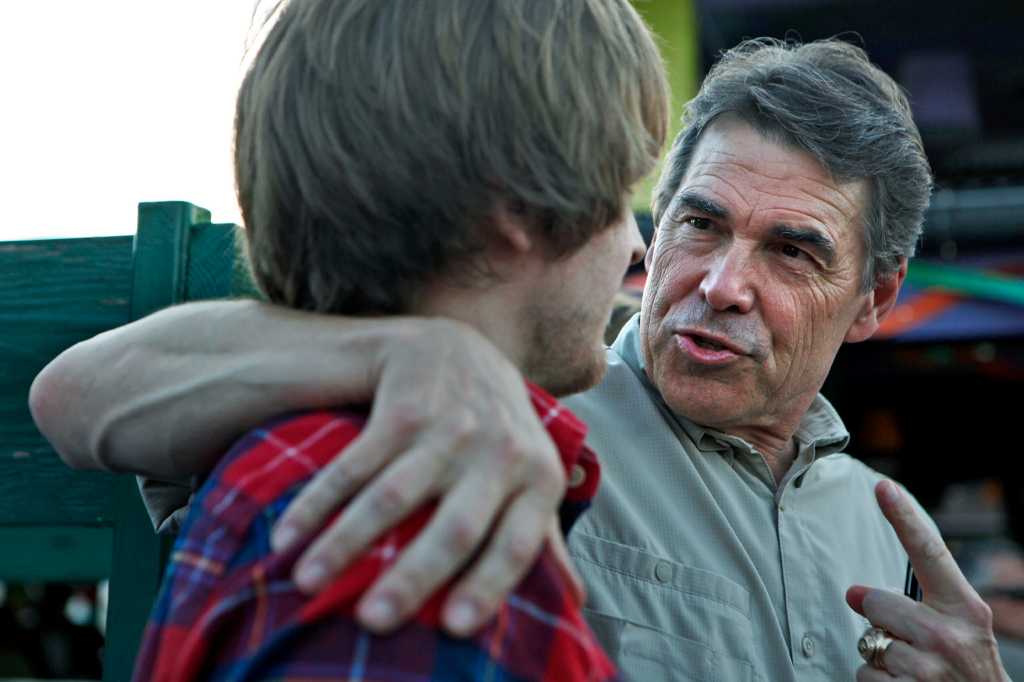 Perry gives voters in Iowa an earful of tough talk