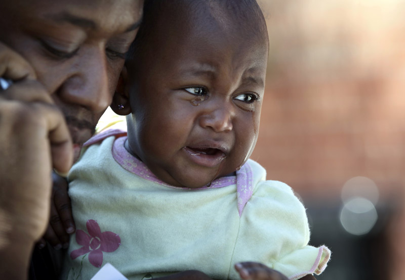 Photo of father, crying baby touched hearts