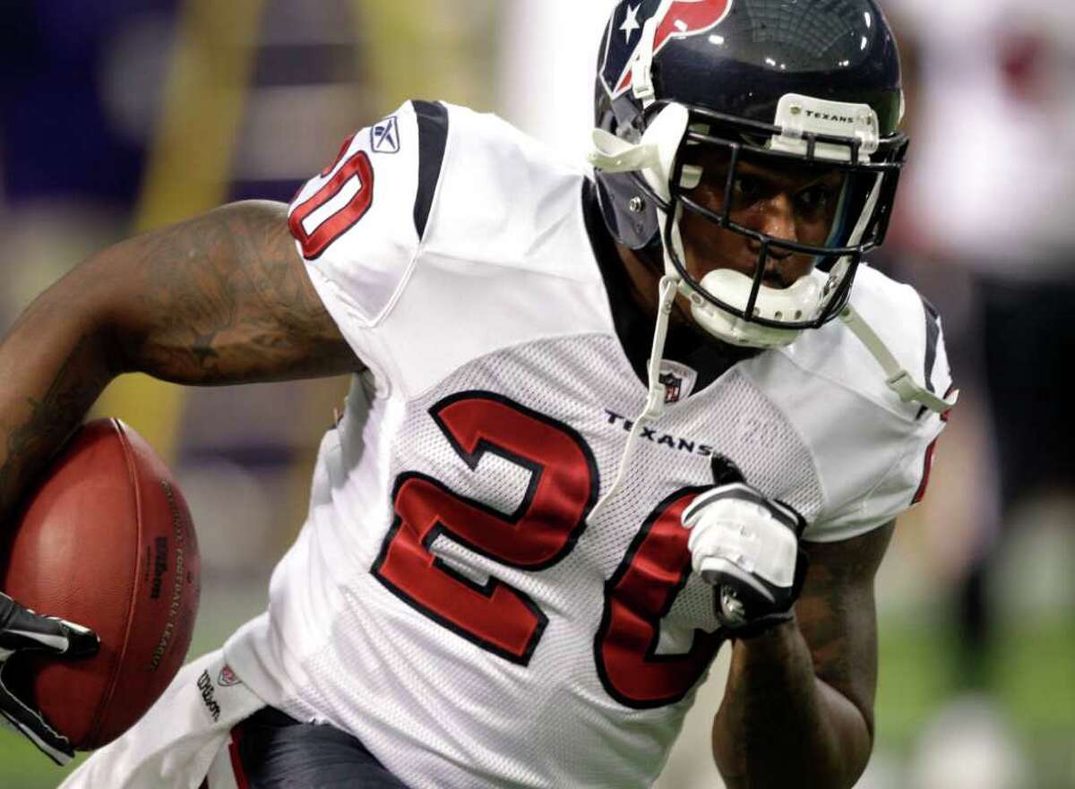 Texans release Slaton, call up Ogbonnaya