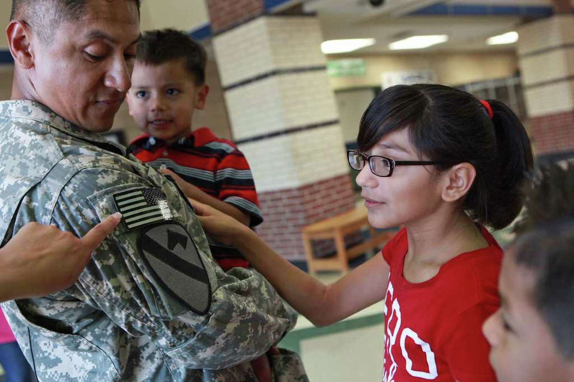 Dad arrives from Iraq to surprise his children