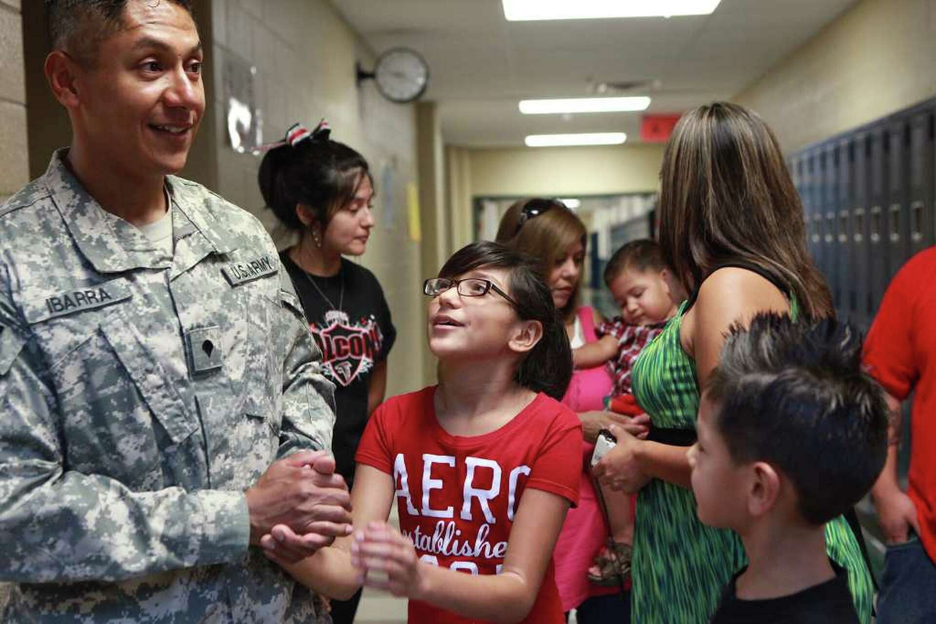 Dad arrives from Iraq to surprise his children