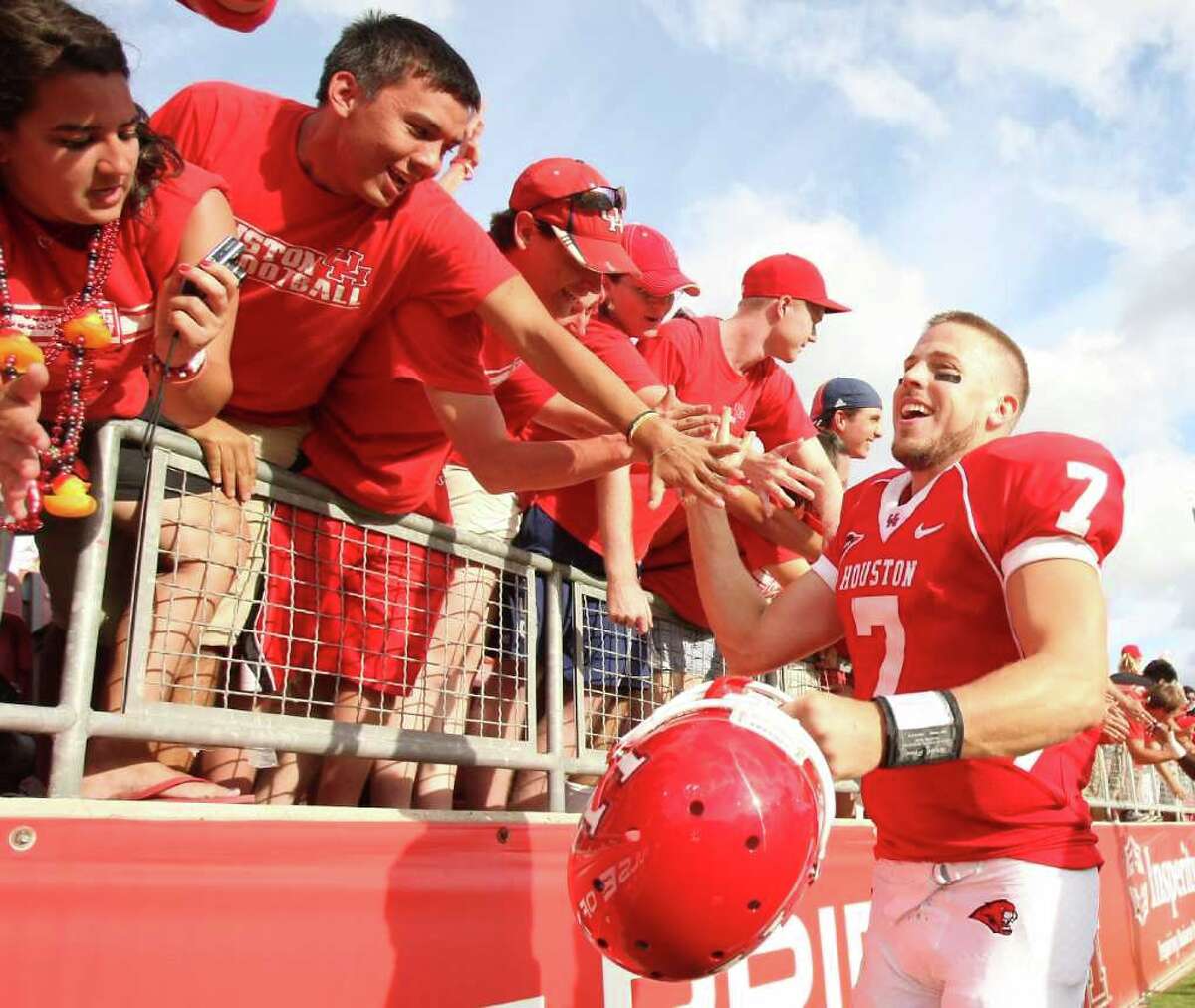 UH holds off UCLA 38-34 in season opener