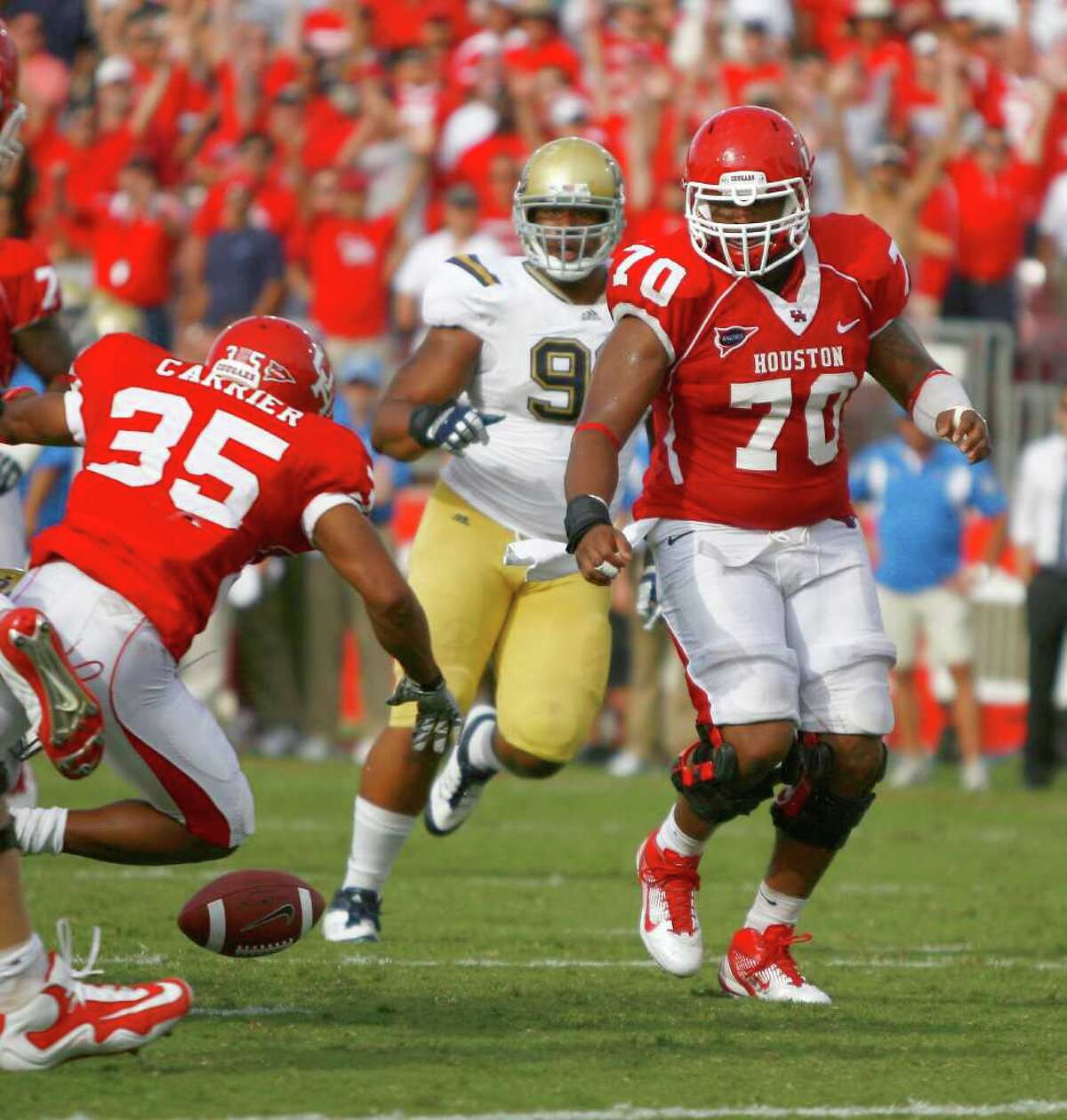 UH holds off UCLA 38-34 in season opener