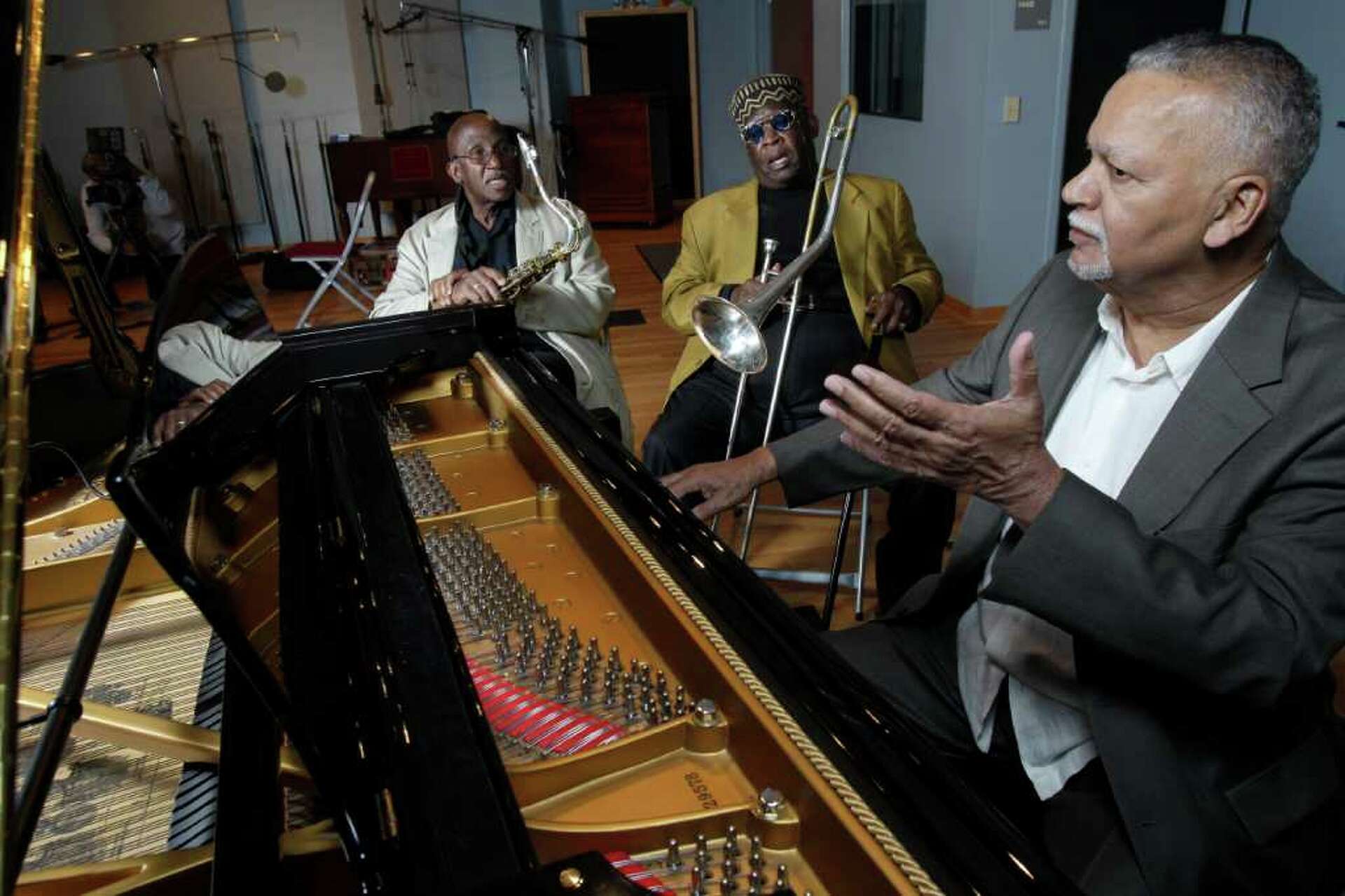 Jazz legend Joe Sample honored with an epic headstone