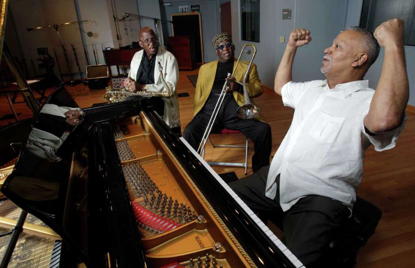 Jazz legend Joe Sample honored with an epic headstone