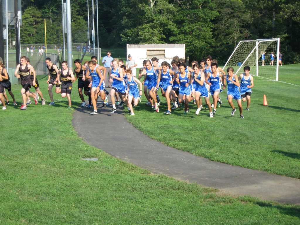 Darien cross country team breezes by Trumbull and Bassick