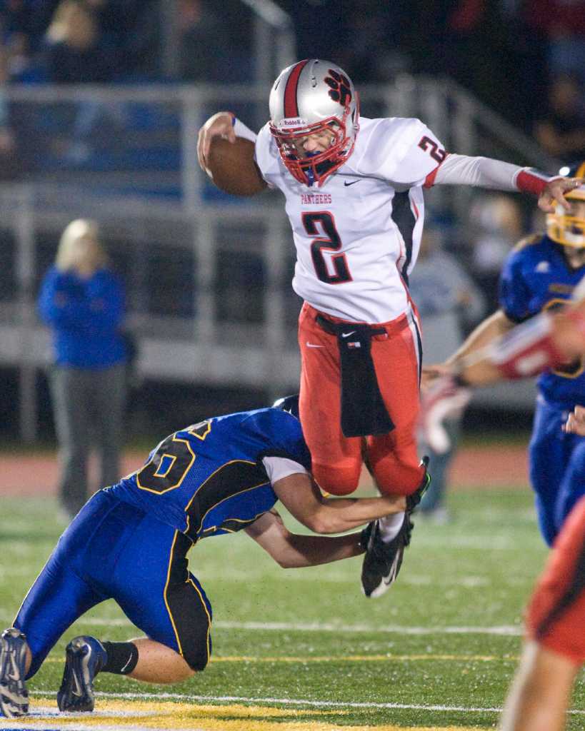 Reel's three touchdowns lead Pomperaug over Brookfield