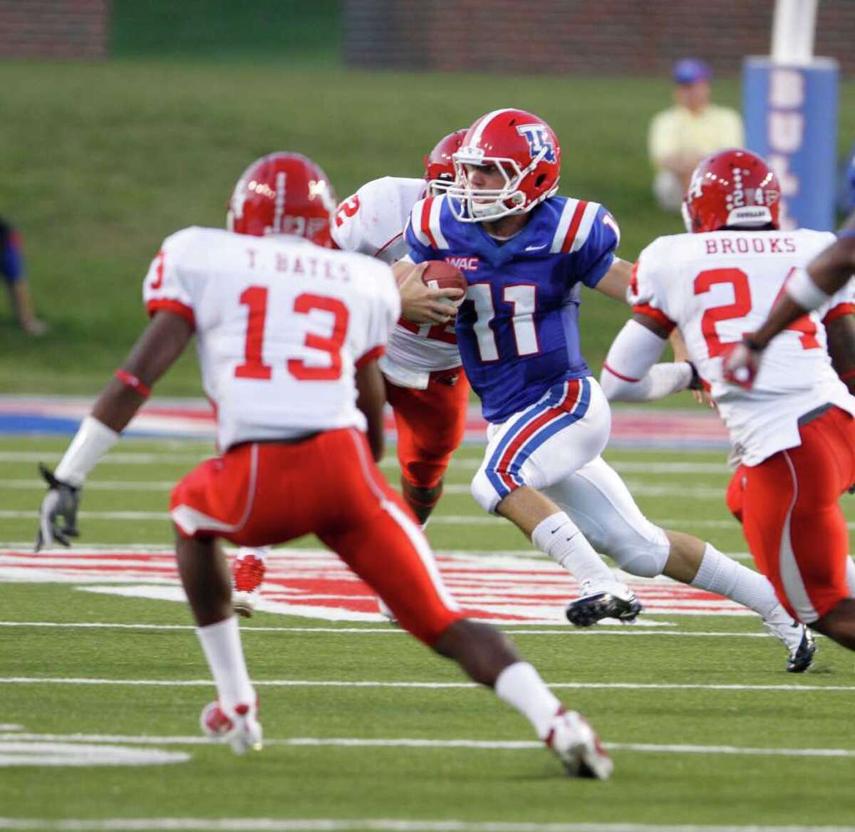 UH rallies from 27-point deficit to top Louisiana Tech 35-34