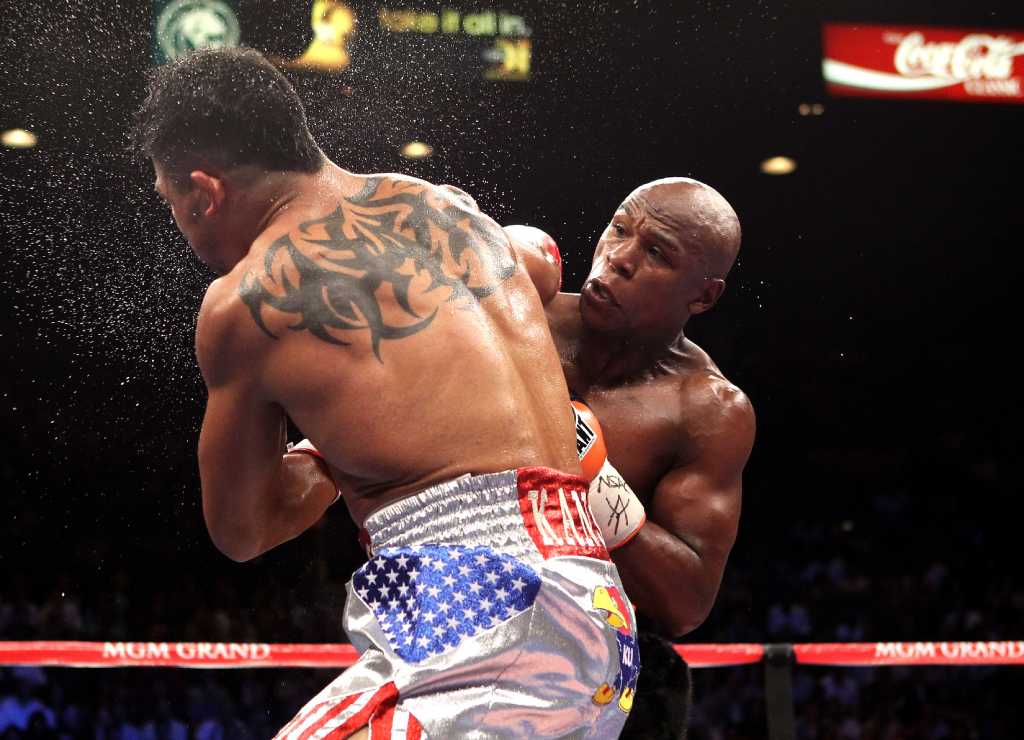 Mayweather wins in 4th round in controversial fashion