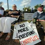 Scenes from Lawrence Russell Brewer's execution - Beaumont Enterprise