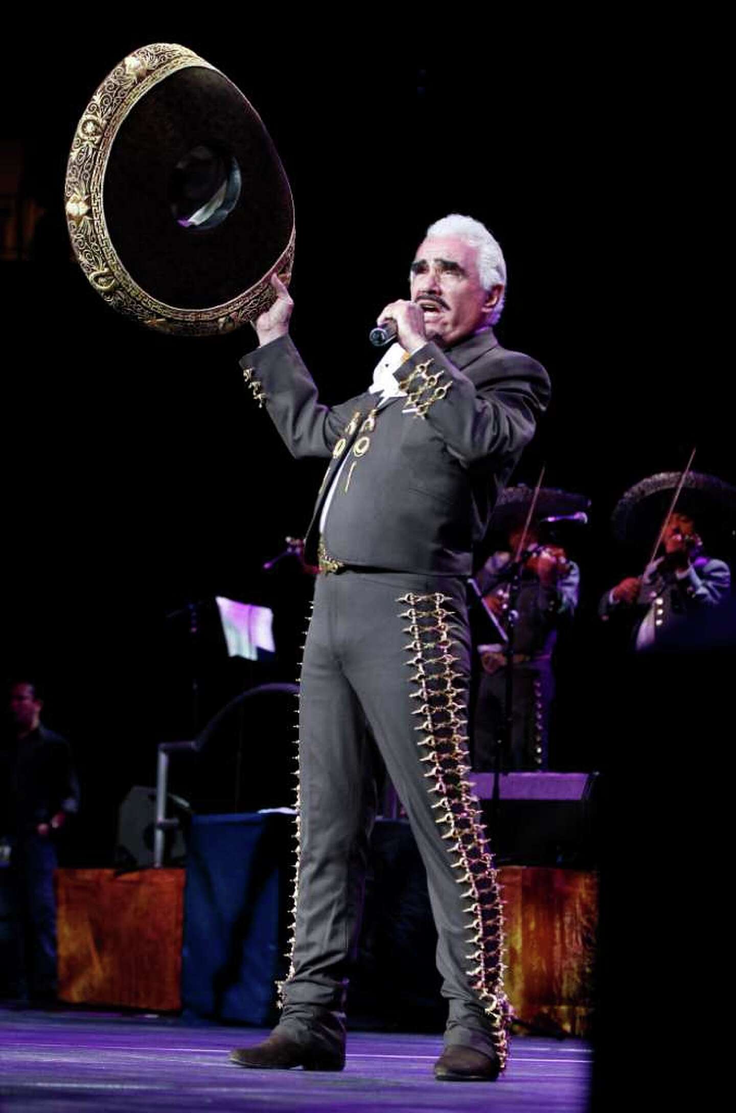 Ranchera music star Fernandez announces retirement